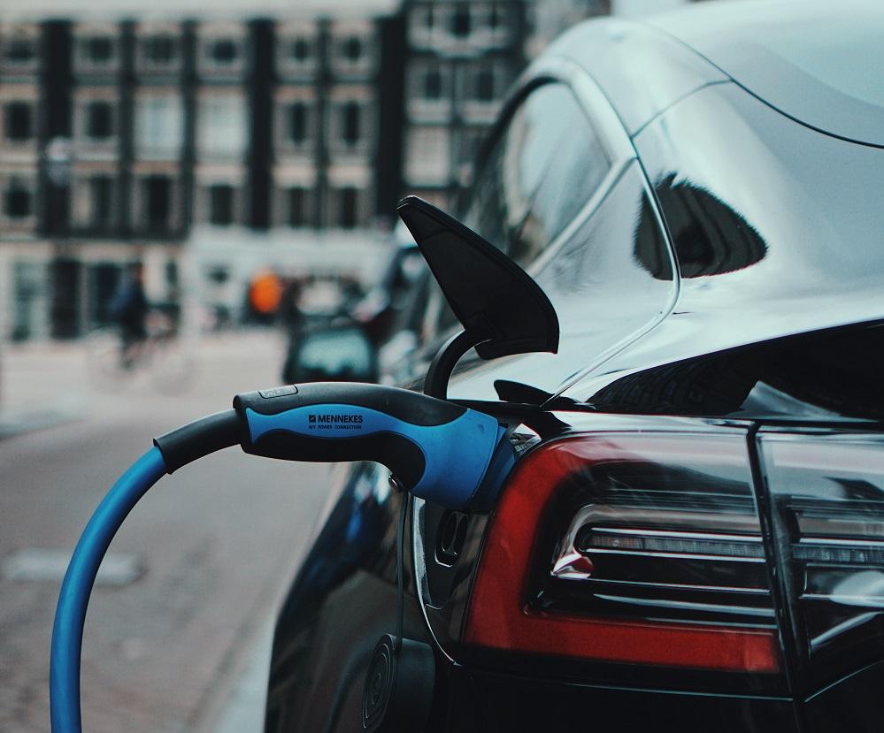 Automakers, countries sign pledge to phase out fossil-fuel vehicles by 2040