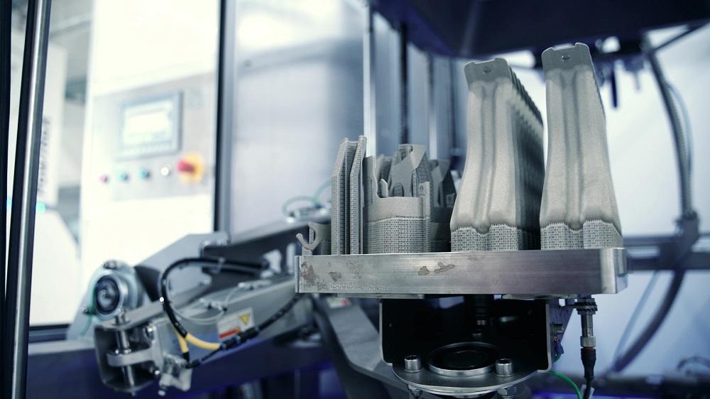 Depowdering station from Volkmann automatically cleans unused metal ...