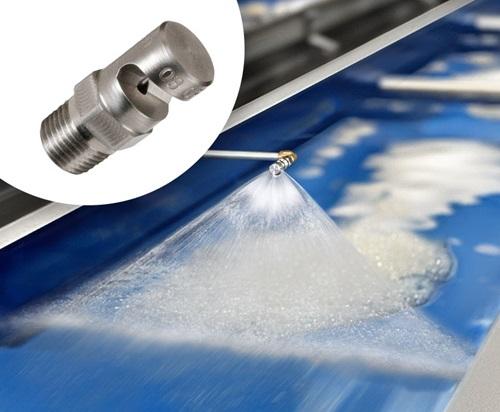 Liquid nozzle handles spray applications in tight quarters