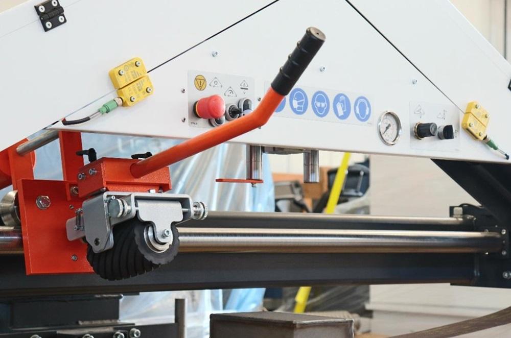 Metal processing machine serves as alternative to angle grinders