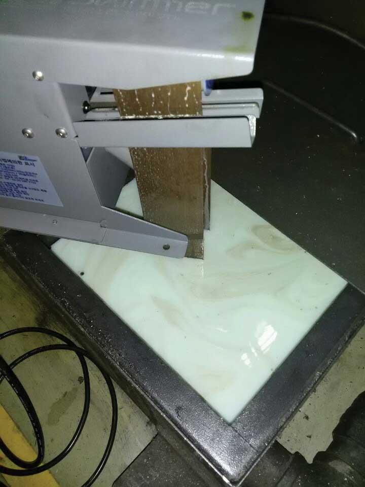 Oil skimmer removes tramp oils from coolant tank