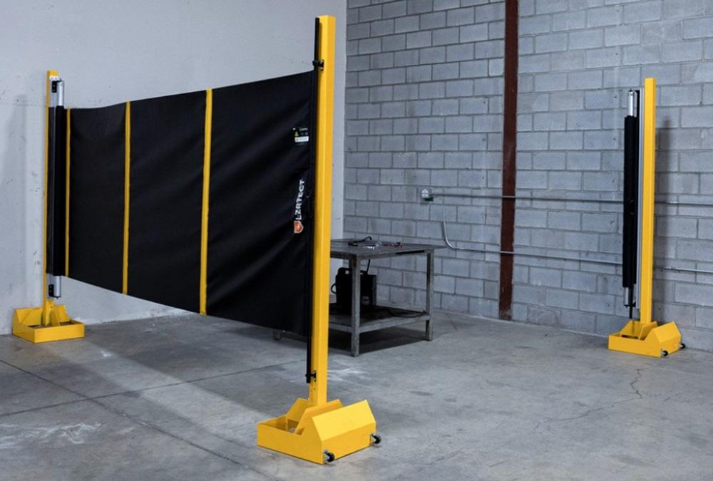 Retractable screen designed to enhance laser welding safety