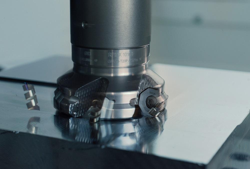 Face milling cutter suited for unstable setups or thin-walled parts