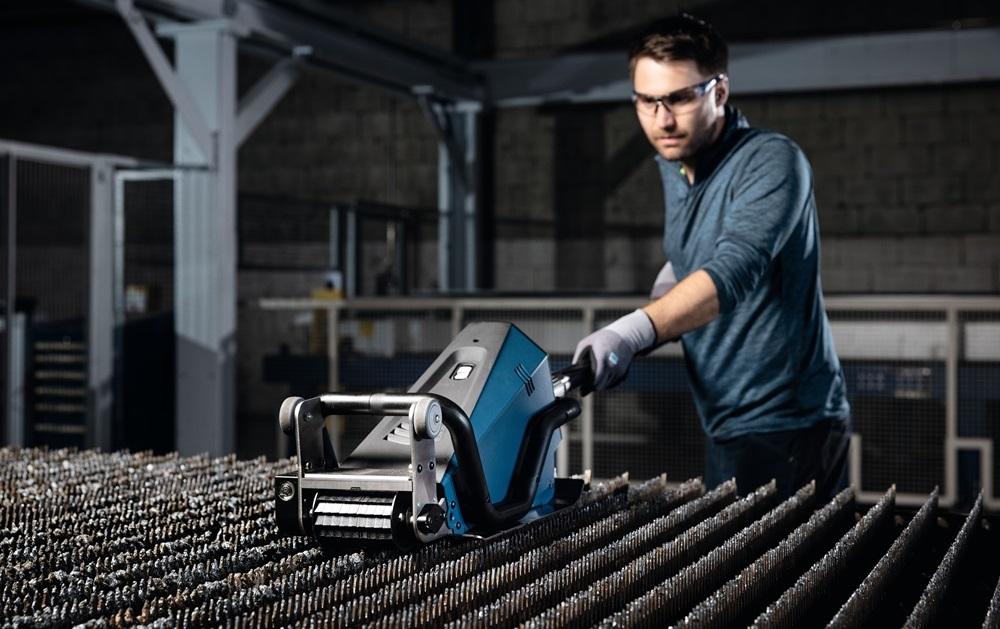 Slat cleaning tool removes slag in two-step process