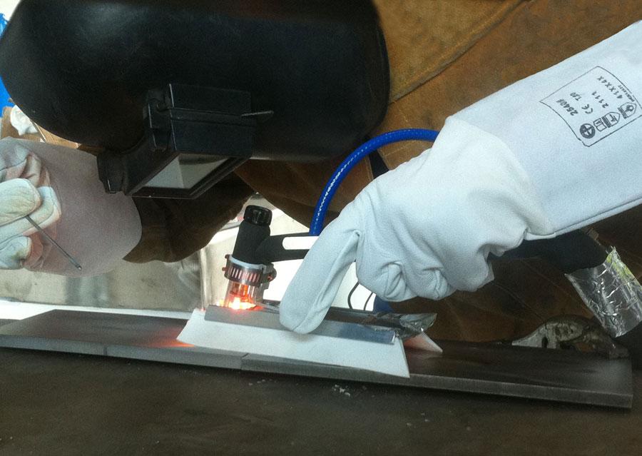 Tool protects material from oxidation during welding