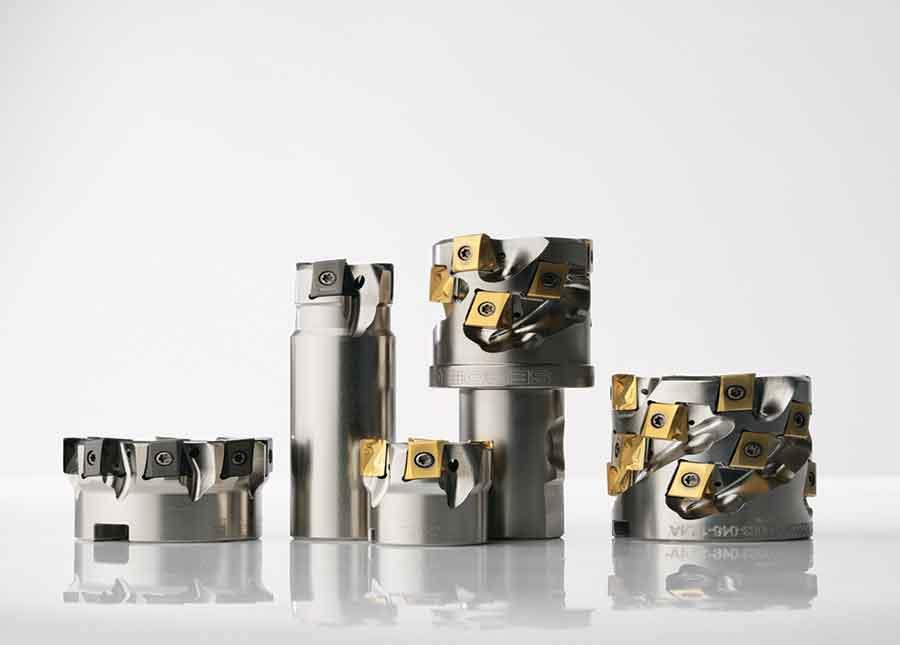 Milling cutter holds larger inserts